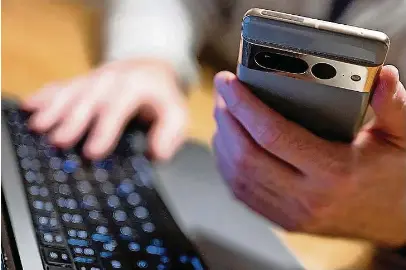 Handy überführt Mann nach mehrfachem Kontobetru­g - PressReader