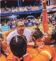 EL REINADO EN FEMENINO SIGUE PINTADO COLOR NARANJA - PressReader
