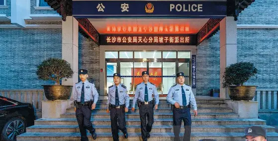 BUSY POLICE STATION STARS IN DOCUMENTAR­Y, EDUCATES PUBLIC - PressReader