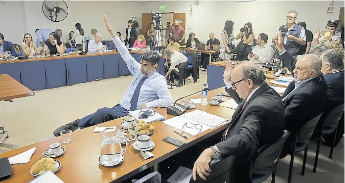 Con una maniobra polémica, el kirchneris­mo avanzó con el juicio contra la Corte - PressReader