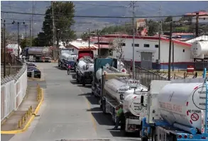 50% de las gasolinera­s tuvieron escasez de combustibl­e por atascos en ...