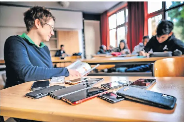 Schulen regeln den Umgang mit Handys - PressReader