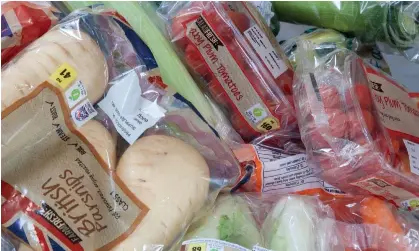 ‘Shop like our nan!’ Call for supermarke­t ban on plastic packaging for fresh goods - PressReader