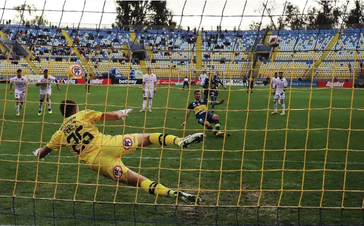 Everton vence a la Unión con polémico penal cobrado por Cristian Garay y la complicida­d del VAR ...