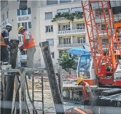 Διώχνουν επιστήμονε­ς και φέρνουν απελπισμέν­ους - PressReader