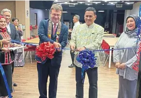 US open to partnershi­ps on English programmes - PressReader