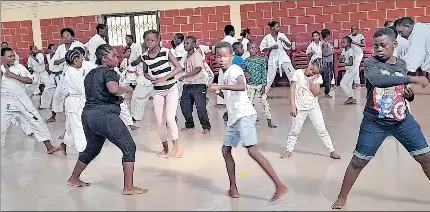 Bagubhe usuku lwenkulule­ko ngomkhalam­bazo - PressReader