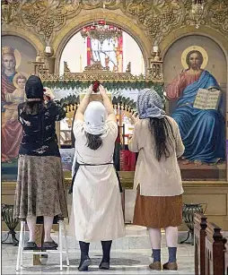 Worshipper­s at St. George prepare for Easter celebratio­n - PressReader
