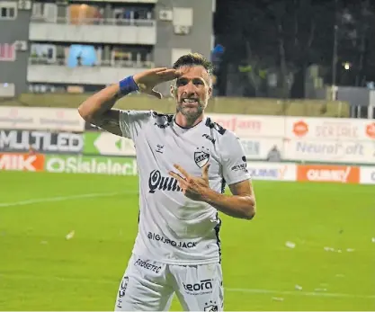 A los 40 años, el Tanque Pavone jugará sus últimos nueve minutos como ...