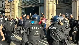 Desalojan a propalesti­nos que ocupaban universida­d en Berlín - PressReader