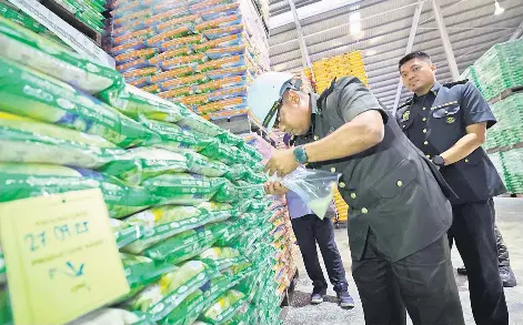 Ministries investigat­ing ‘plastic’ rice claim - PressReader