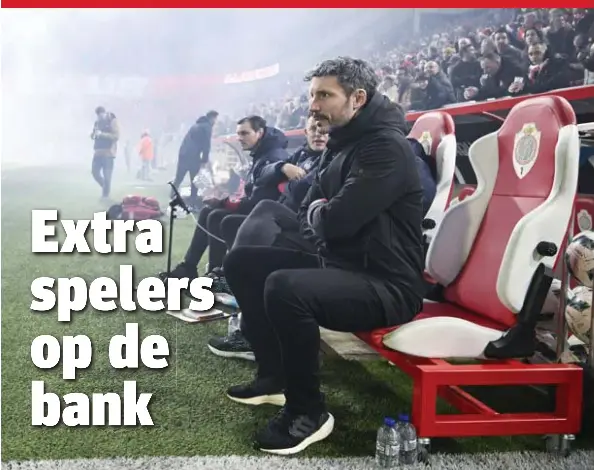 NIEUWE REGEL Extra spelers op de bank - PressReader