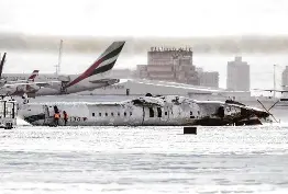 Cause of jet’s upside-down crash under investigat­ion - PressReader