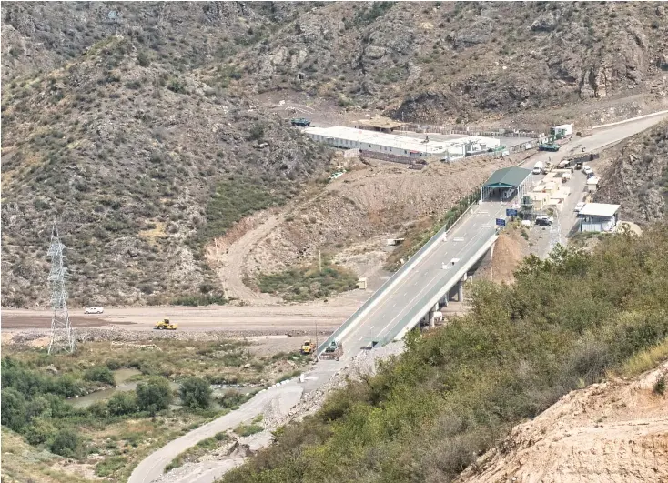 Desperatio­nen stiger i enklaven när alla blundar - PressReader