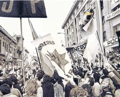 Montoneros: reivindica­ción en la plaza de la que Perón los echó ...