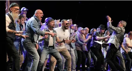 Wasa Sångargill­es ungdomliga herrar tog Savoypubli­ken med storm ...