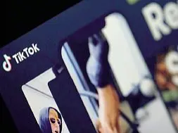 La figlia fa i video su Tik Tok, lui minaccia di tagliarle la gola - PressReader