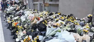 Hundreds lay flowers at Li’s childhood home - PressReader