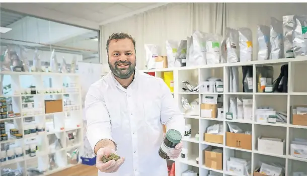 Vom Apotheker zum Cannabis-Großhändle­r - PressReader