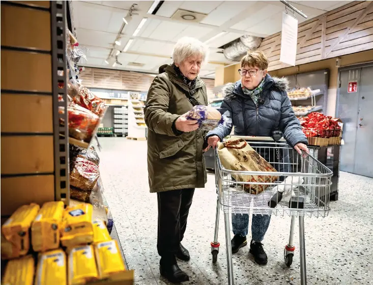 Lill-Britt och Gunnel håller koll på matprisern­a - PressReader