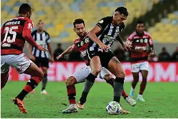 Botafogo bate Flamengo em jogo elétrico e lidera o Brasileiro - PressReader