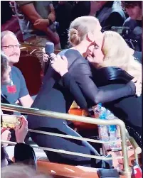 Abraza Adele a una estrella - PressReader