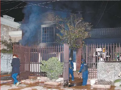 ARDE ASILO ILEGAL. - PressReader