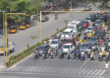 Long wait at Anna Nagar roundabout signal irks commuters - PressReader
