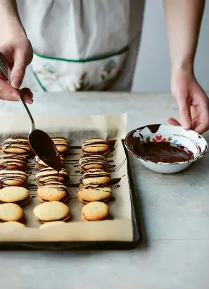 RUM CHOCOLATE CREAM SANDWICH COOKIES - PressReader