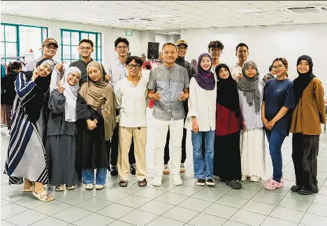 200 keluarga terima baju Raya baru dari butik - PressReader