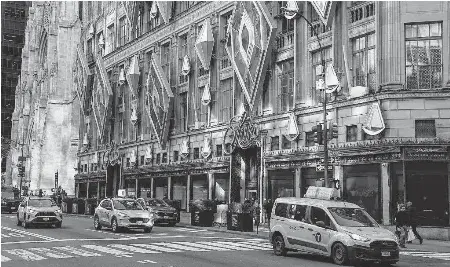 Saks Global, matriz de la cadena de tiendas de lujo, se declara en ...