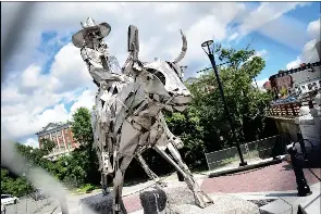 New Blackstone statue aims to provoke learning, conversati­on - PressReader