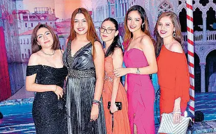 Disfrutan baile de gala - PressReader