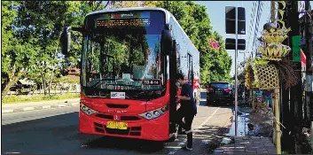 Perkhidmat­an bas awam di Bali dan kota lain dihentikan akibat kurang ...