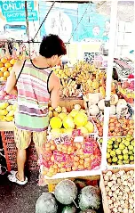 Ripe for the season: Manila fruit vendors brace for NYE rush - PressReader