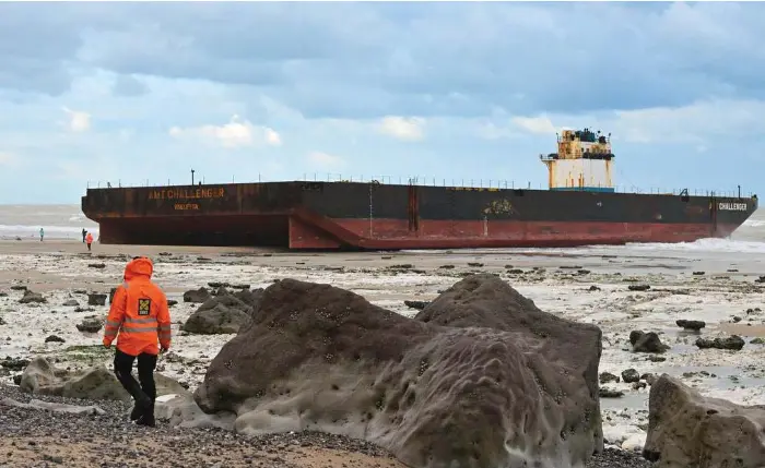 Le plan de sauvetage de la barge échouée suspendu aux conditions météo ...