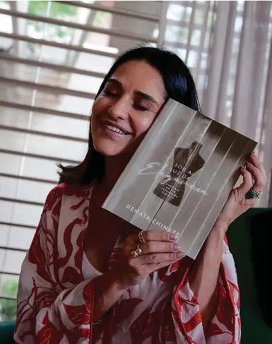 Sob a Luz da Elegância, por Renata Chineze - PressReader