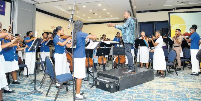 ‘Immaculate’ entertainm­ent at The Distinguis­hed awards - PressReader