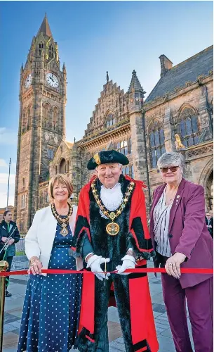 More than 2,500 join town after its major restoratio­n - PressReader