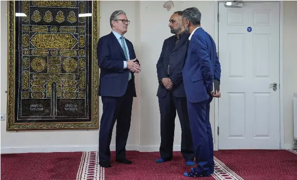 Communitie­s rally to stand up to rioters after UK mosque attacks ...