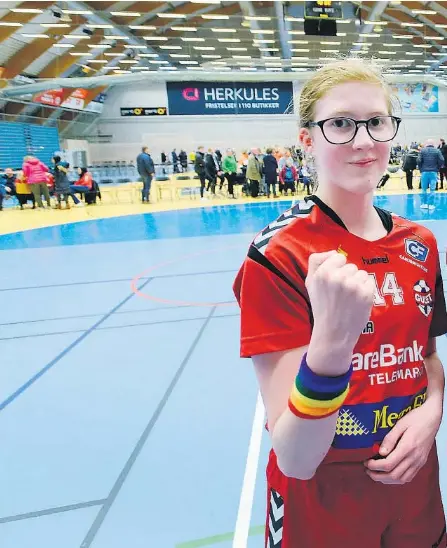 Gulset spilte med Pride-armbånd - PressReader