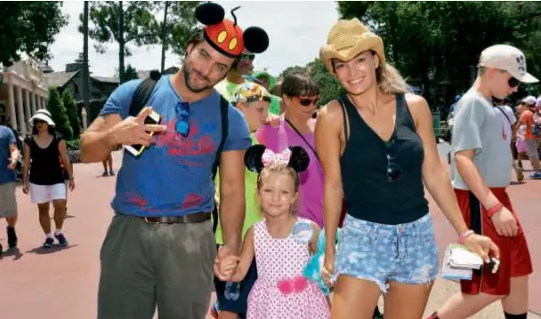 ALBERTARIO EN DISNEY CON SUS AMORES: JERONIMO VALDIVIA Y SIMONA ...