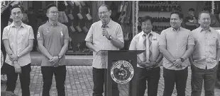 Mayor Marcy and Rep. Maan open Christmas shoe bazaar and bancheto in ...