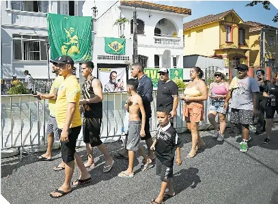 Pasaron toda la noche en la enorme fila - PressReader