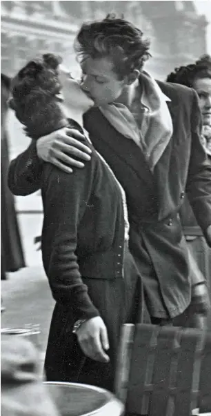 Farewell kiss... lover captured in iconic Paris photo dies at 93 ...