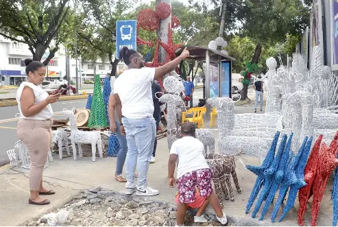 Vuelve espíritu navideño con los charamicos en la Churchill - PressReader