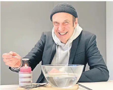 Wie „Knippi“beim Zinngießen in die Zukunft blickt - PressReader