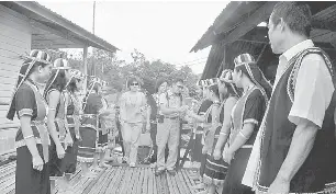 Penduduk Bidayuh Kpg Benuk sedia masakan tradisi rai malam Gawai ...