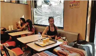 Mulheres que vivem em Mcdonald’s no Rio são alvo de processos - PressReader