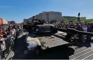Rusos exhiben varios tanques capturados en guerra Ucrania - PressReader